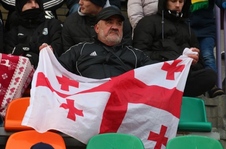 [უცხოურ მედიაში] ქართველი ქომაგი ქართული დროშით... ბელარუსიდან... | Lelo.Ge