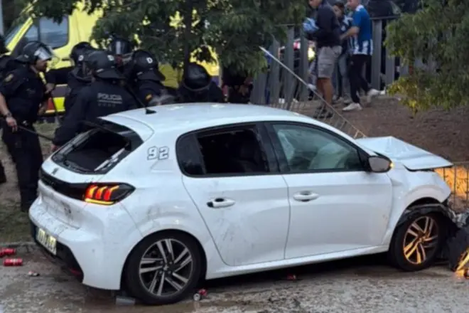 [VIDEO] სულისშემძვრელი სცენები: "ესპანიოლი"-"ბარსელონას" დაწყებამდე ავტომობილი გულშემატკივრებს ...